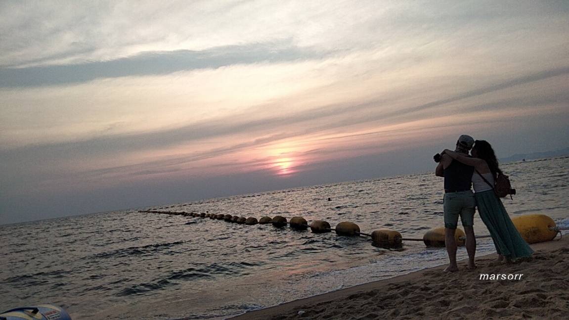 просто закат, берег, месяц. или полосатость неба. или летуны на закате