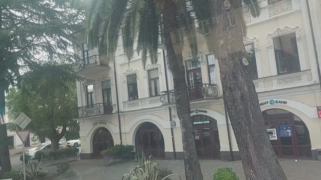 Город Сухум  (Абхазия)  / Вид из авто на центр города