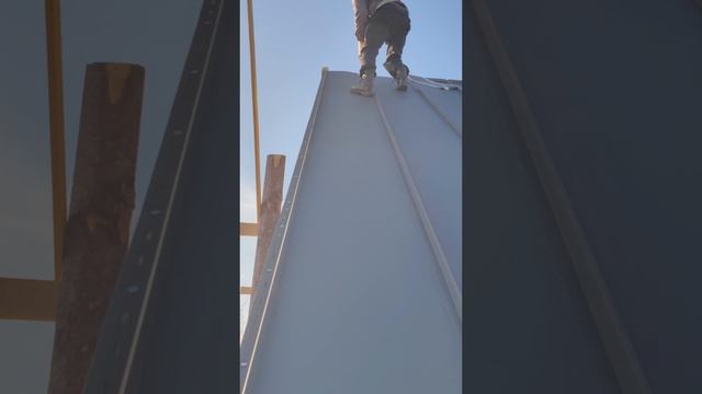 Последняя фальцевая картина на крыше: финал монтажа кровли и заслуженный отдых! 🏠⛰️