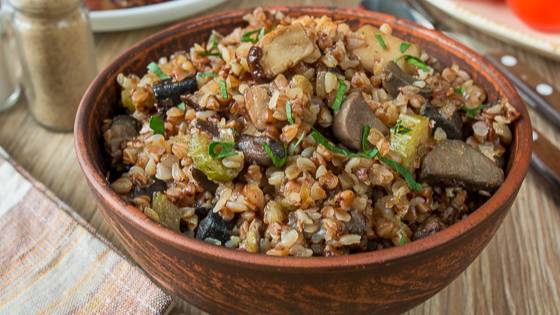 Всегда выручит в ПОСТ!! Очень ПРОСТОЕ и ВКУСНОЕ блюдо! ГРЕЧКА по монастырски с ГРИБАМИ