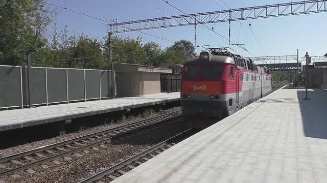 Электровоз ЧС7-233 (ТЧЭ-18) следует резервом.