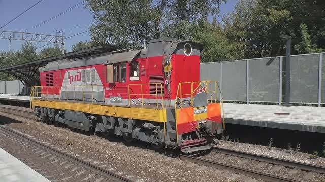 Маневровый тепловоз ЧМЭ3Т-7048 (ТЧЭ-6) следует резервом.