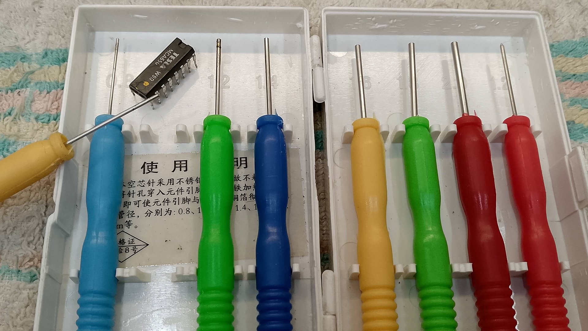 Как выпаять микросхему в корпусе DIP.
Методом иглы.