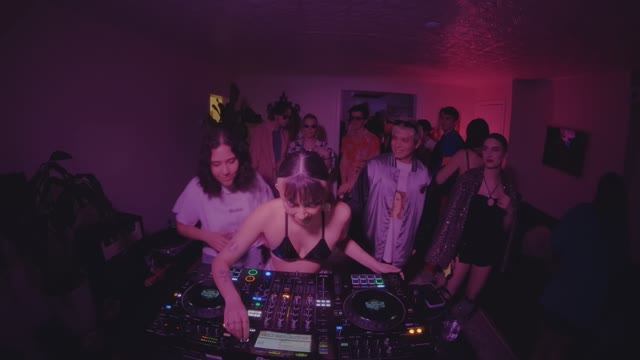 Early 2000s Pop Club Mix at a New York House Party - Tinzo