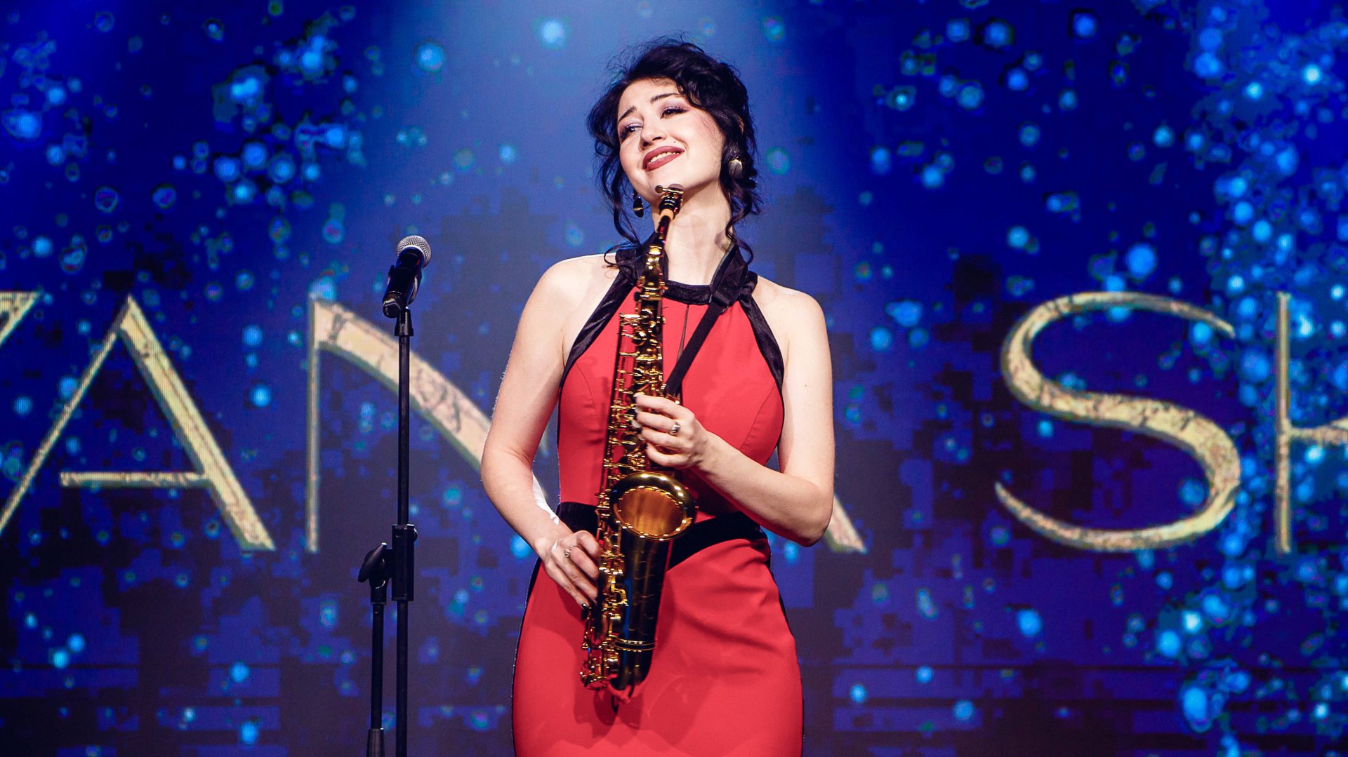 ULYANA SHIK , вокал и саксофон