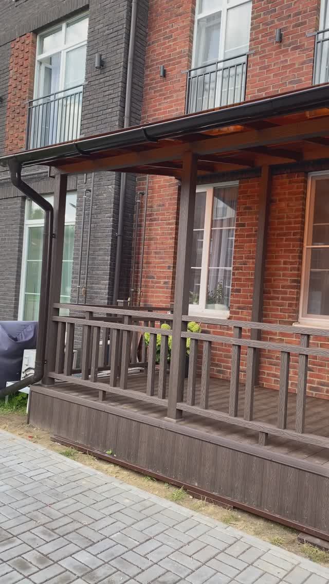 Монтаж площадки из террасной доски ДПК с навесом из поликарбоната.