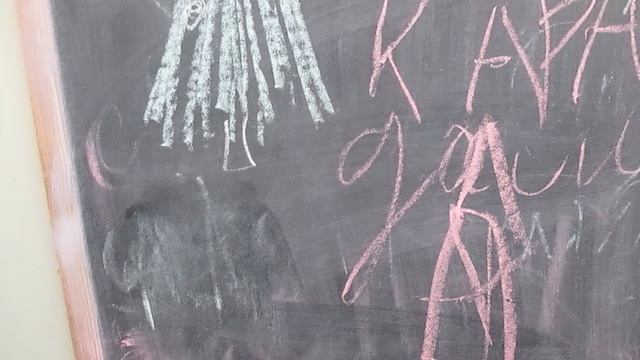 Школьная доска в лифте вместо зеркала