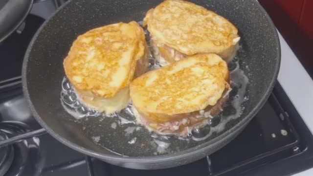 Сытный завтрак из того, что было в холодильнике.