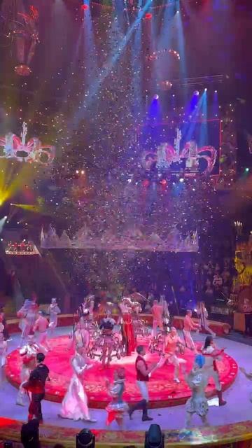 Конфетти из-под купола цирка