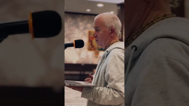 08/04/2025 Подношение Е.М. Чайтанья Чандра Чарана прабху духовному учителю Е.С. Джаяпатаке Свами