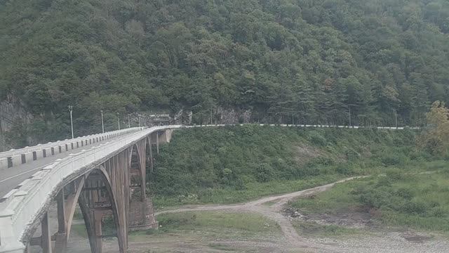 Город Сухум  (Абхазия) /  Вид из авто - проезд через горы и реку Гумиста