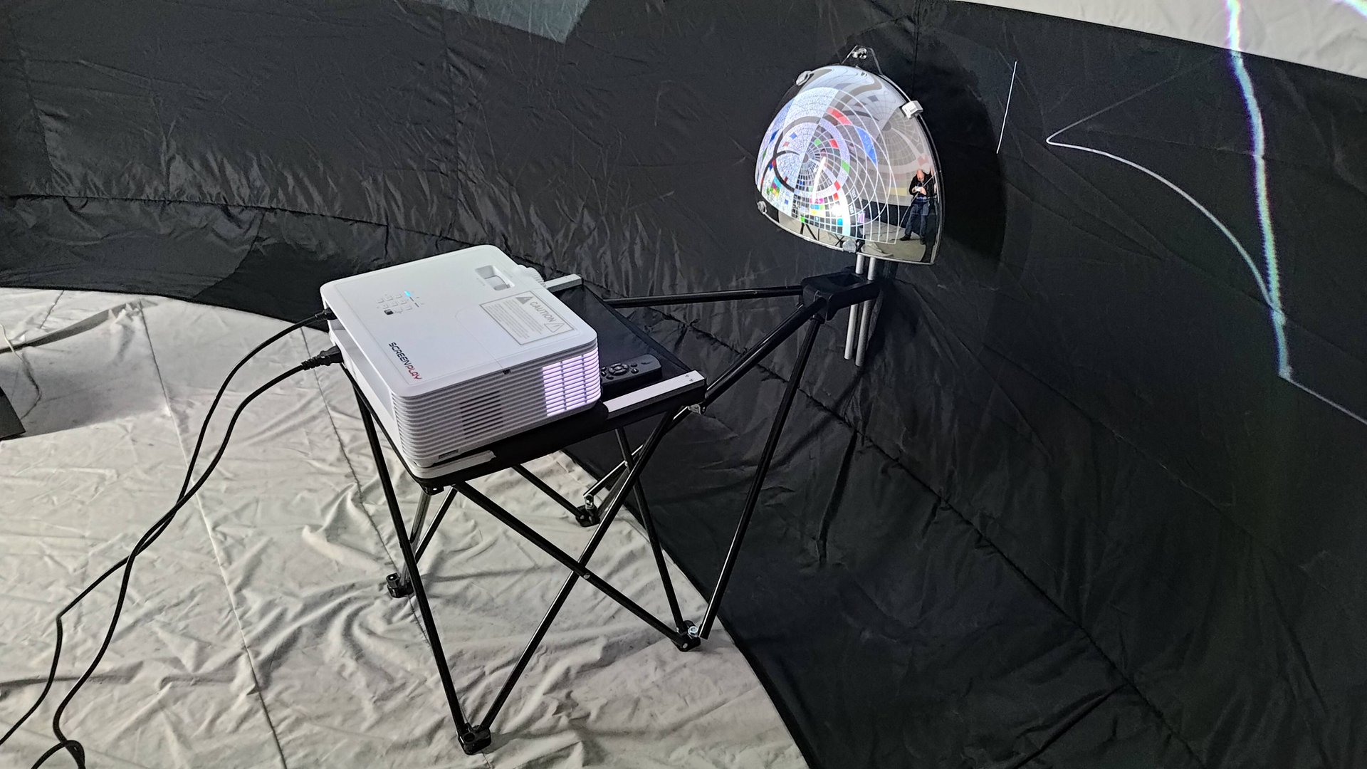 Новейшая сверхлёгкая, компактная и особо устойчивая проекционная система для планетария