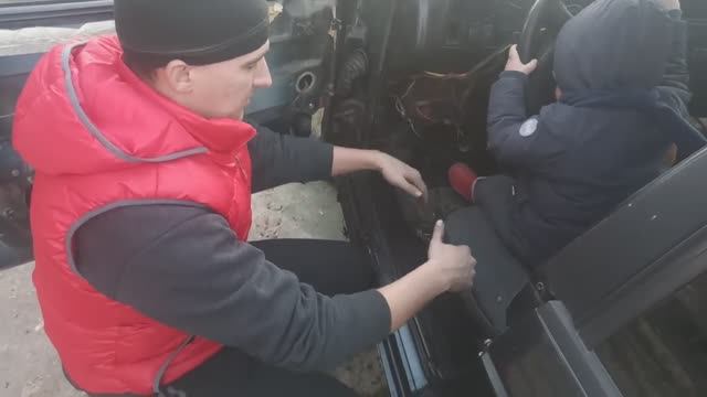 Как снимается пластиковая накладка порога со стороны солона на Пассате Б3. Разбираю Пассат Б3.