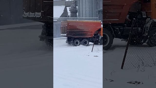 Едет КАМАЗ 52 — самосвал-дрифт по снежку