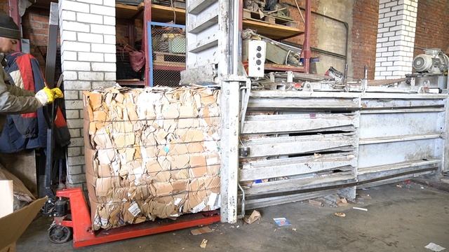 Гидравлический пресс для вторсырья.