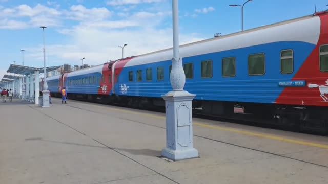 Монголия: отправление монгольского пассажирского поезда из Улан-Батора в Москву летом