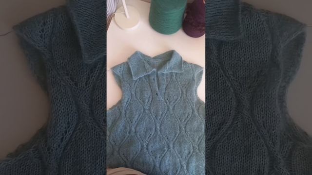 Безрукавка- поло воротник связана из шерсти и мохера.