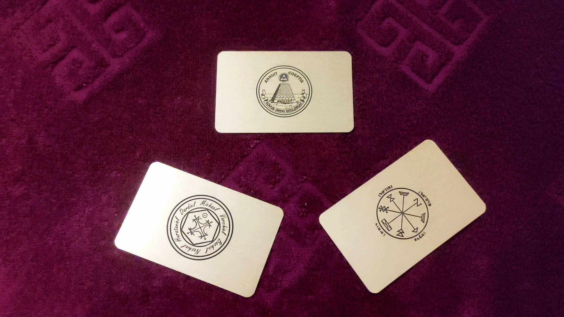 Талисманы на пластине