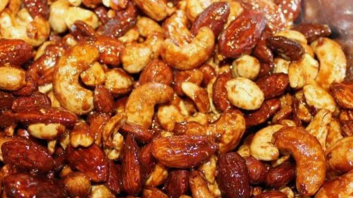 Пряные орехи с изюмом.