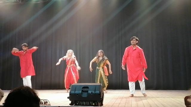 Классно танцуют индийские студенты