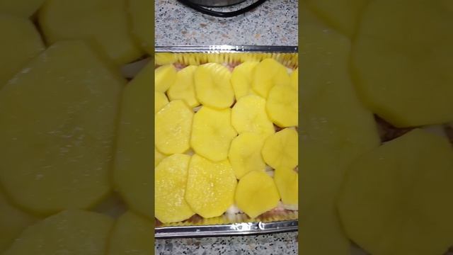 Запечённая картошка с фаршем на быструю руку.