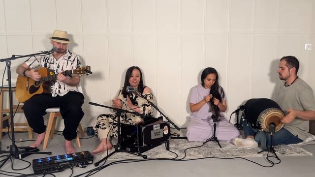 Dewi's Band Live - Radha Govinda