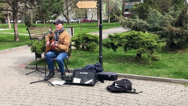 Музыкант в парке Абрау-Дюрсо. / 2025.04.10