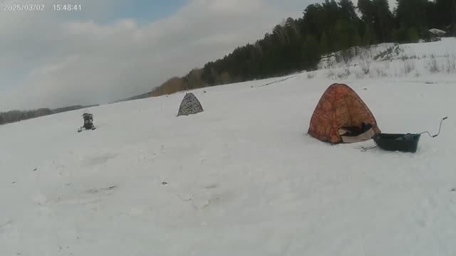 Рыбалка на утрешней лунке незнакомого рыбак возле тур базы в Ташаре.