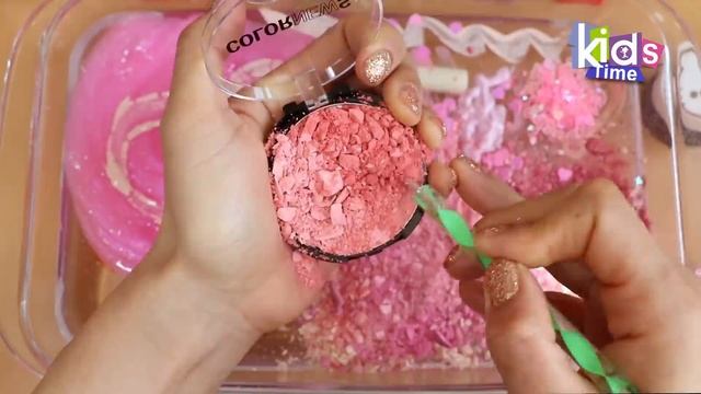 СЛАЙМ 'КИТТИ'! Смешивает розовые тени, макияж и блёстки в слайм.