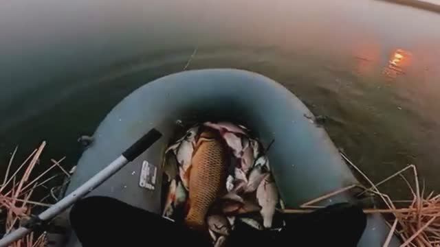 ЖЕСТЬ!!! ВОТ ТАКОЙ САЗАНЧИК К НАМ ВЛЕТЕЛ!!! Весенняя рыбалка пауком!