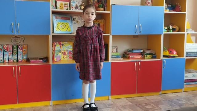 Алёна Рябко рассказывает стихотворение Аниты Ракетиной "Сестра и брат".