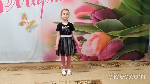 Мария Федорец рассказывает стихотворение Маргариты Иванычевой "Попросила я сестру"