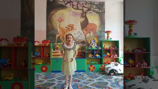 Ярослава Белая рассказывает стихотворение Веры Степановой "Расскажу вам про братишку".