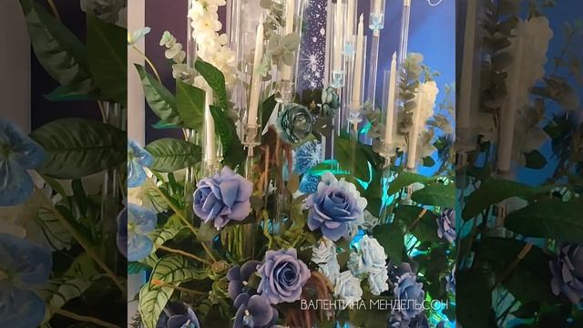 Элегантная мужская фотозона в синих тонах с фотографиями юбиляра