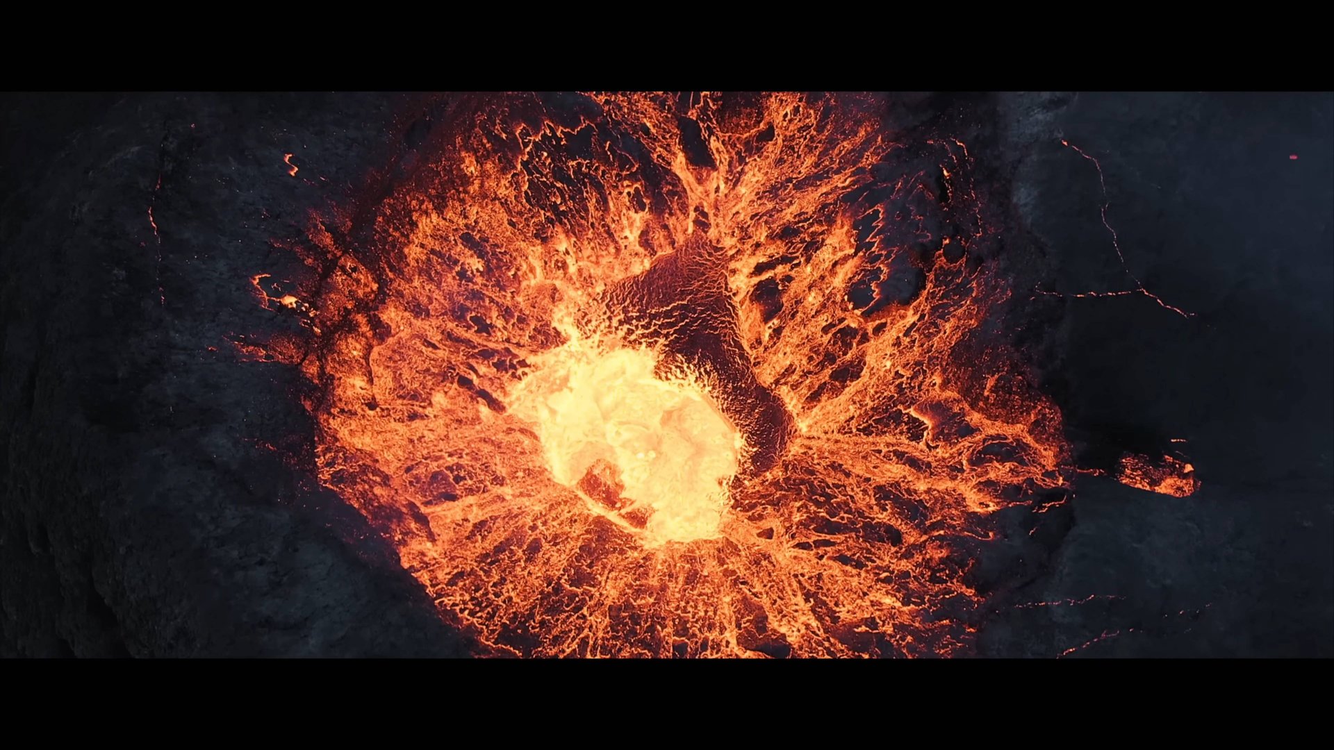 FPV-дрон над вулканом