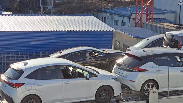 Японские машины. Выгрузка в порту. Владивосток 2025