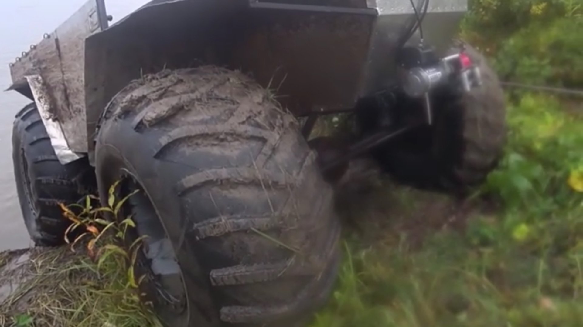 Переправа вездехода через большую таёжную реку. Жесть, черпанули воды через борт. Отдых у костра.