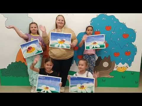 Божья коровка на ромашке