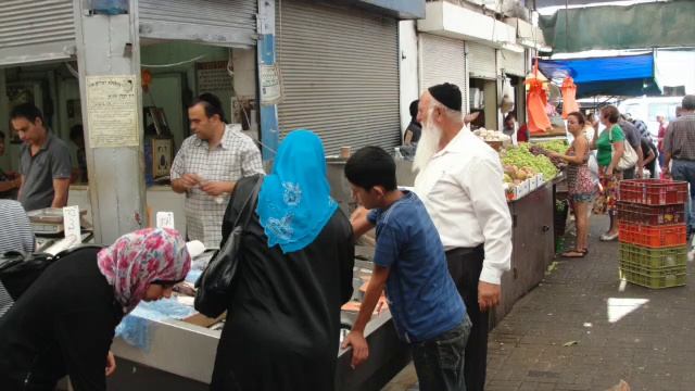 Дома и местные жители