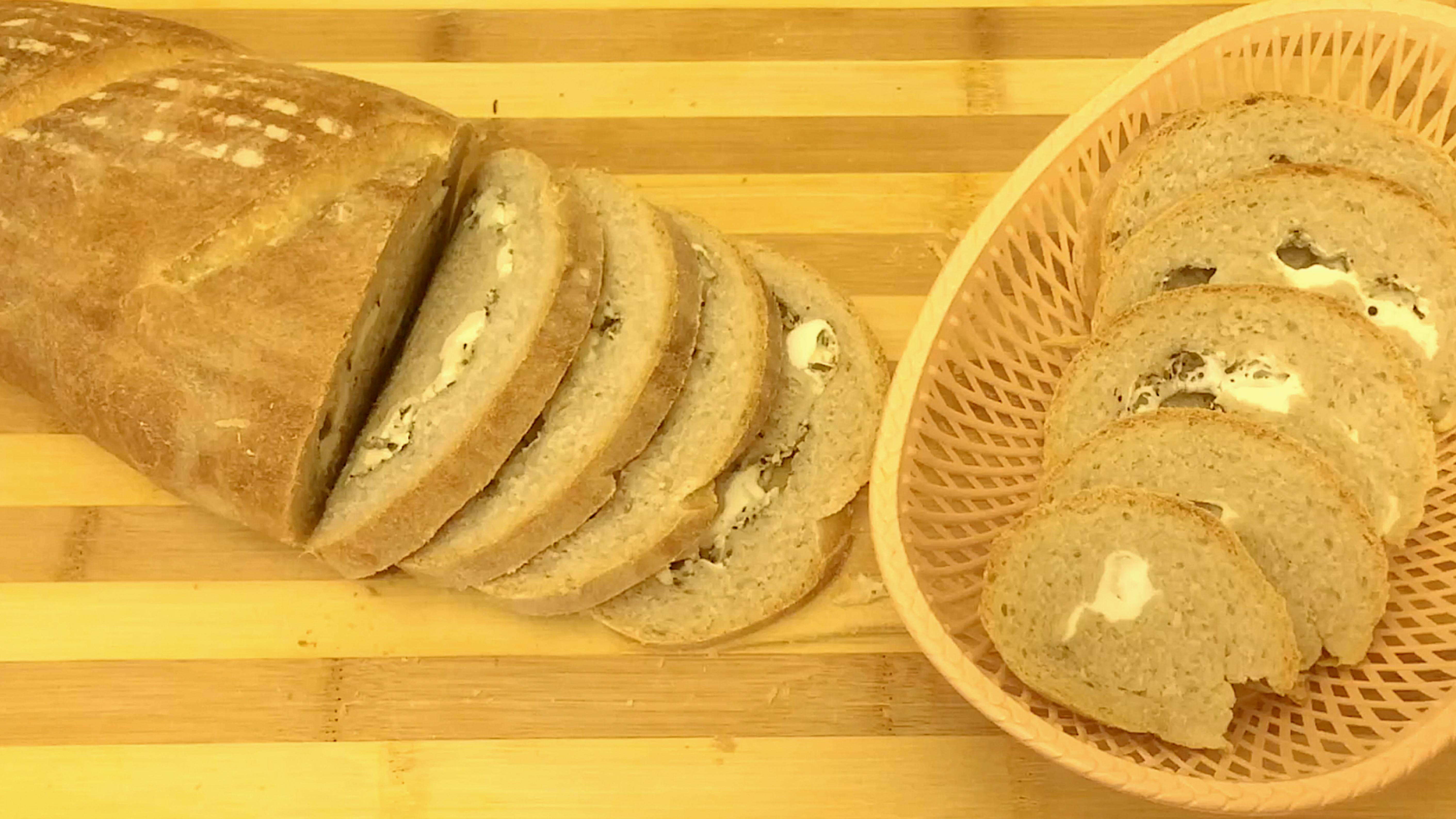 Батон на закваске с сыром и кунжутом