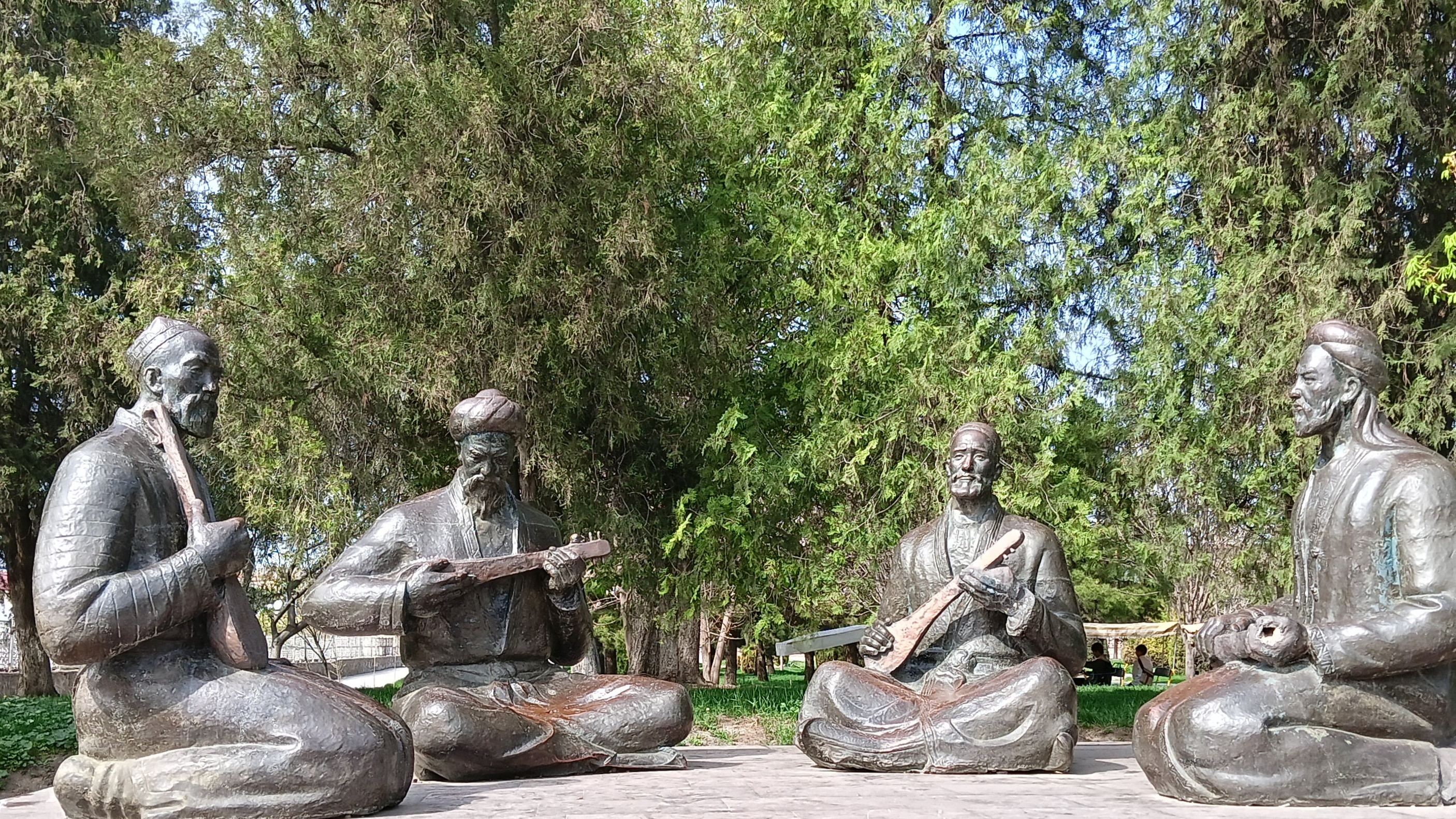 Памятник узбекским народным поэтам Бахши