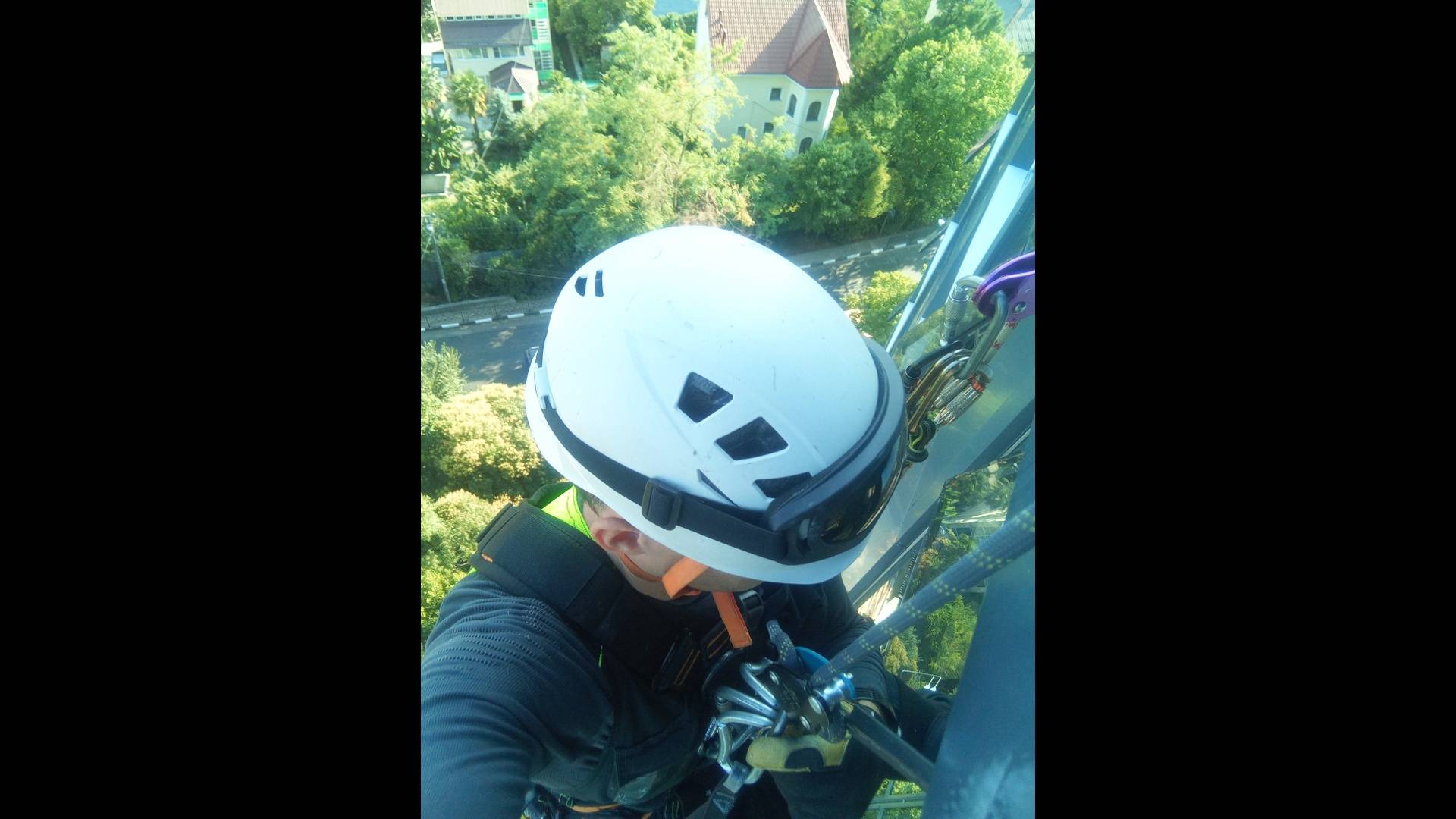 Промышленный альпинизм, выход с крыши, герметизация фасадного остекление