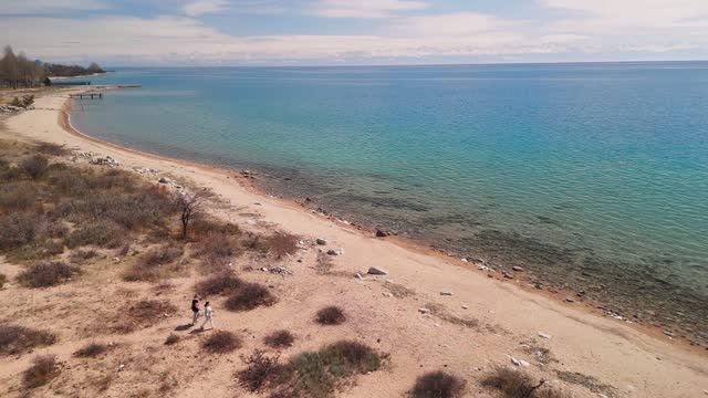 Прогулка по пляжу Северный берег Иссык-Куля.
Полудикие Яки. Кыргызстан 🇰🇬 Гид Юрий Антропкин