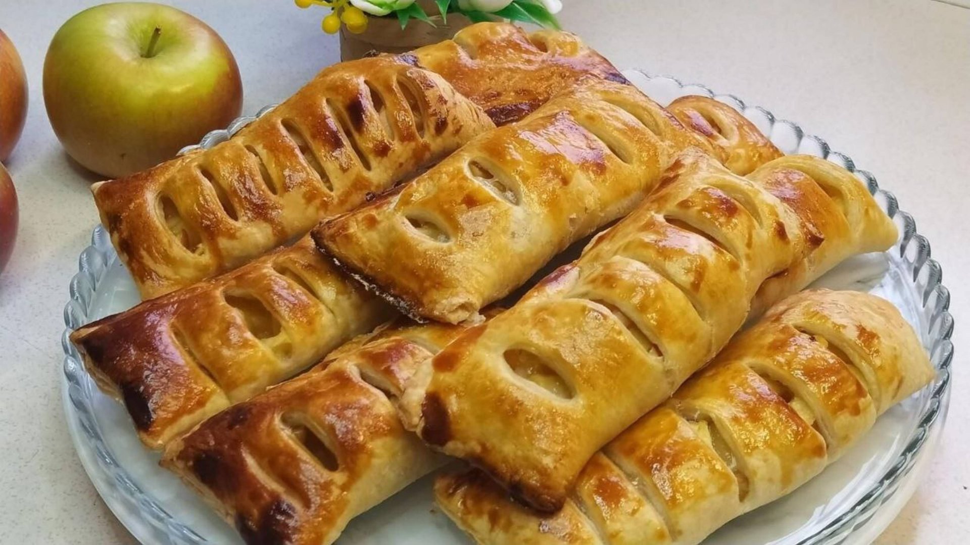 Слойки с яблоками из готового слоеного теста. Быстро и вкусно