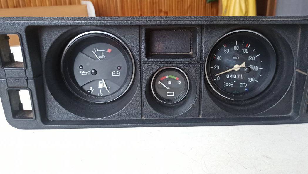 Как снять блок приборов с понели приборов на ВАЗ 2105. Как разобрать щиток приборов с ваза 2105.