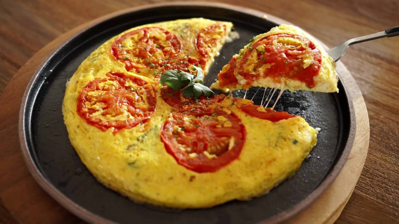 Томатный омлет на сковороде - Омлет с сыром - Простой рецепт