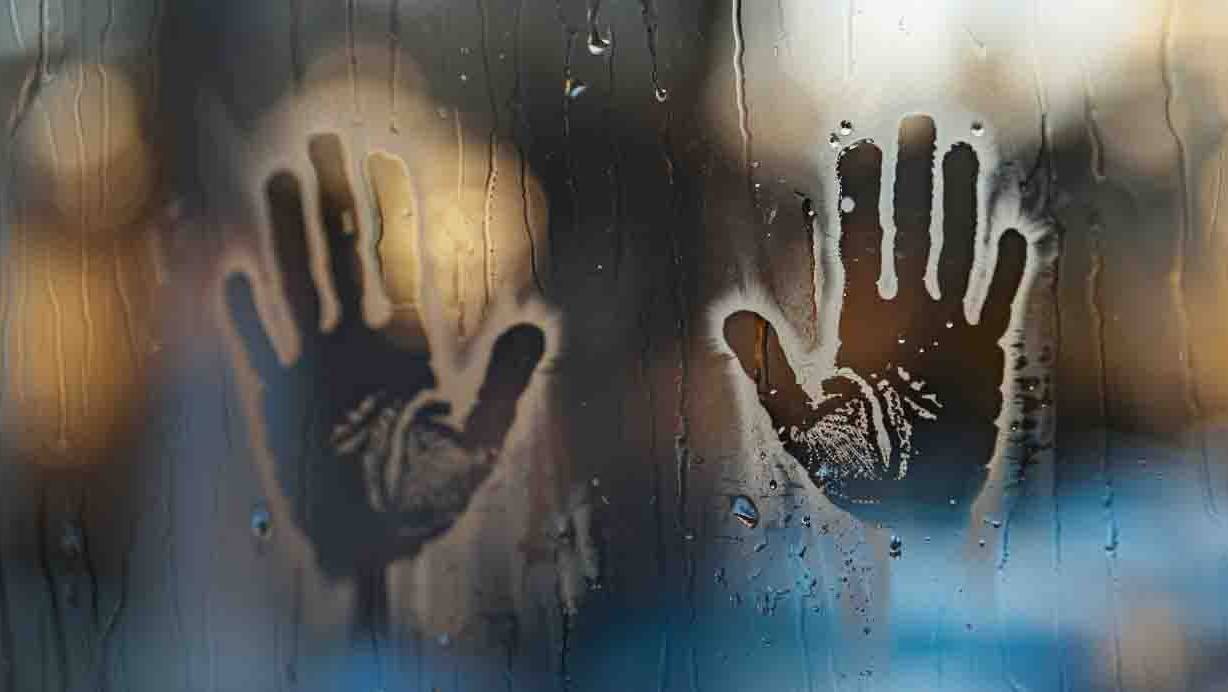 Выявление следов рук в лабораторных условиях