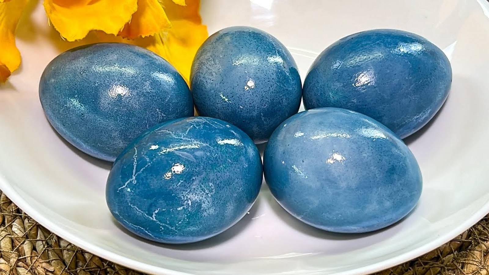 Как оригинально и красиво покрасить яйца на Пасху 2025! Как красиво покрасить яйца СИНЕЙ КАПУСТОЙ