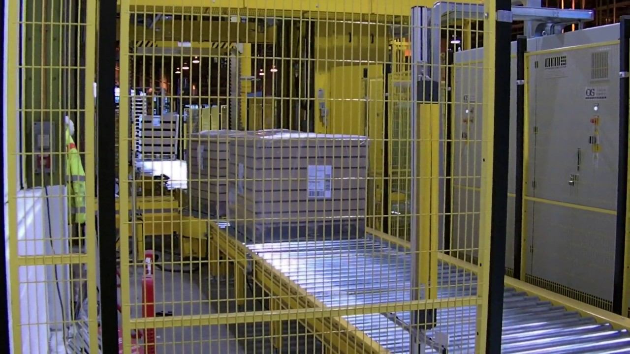 Упаковка бутылочной продукции на термоусадочной машине компании ОМС AT53