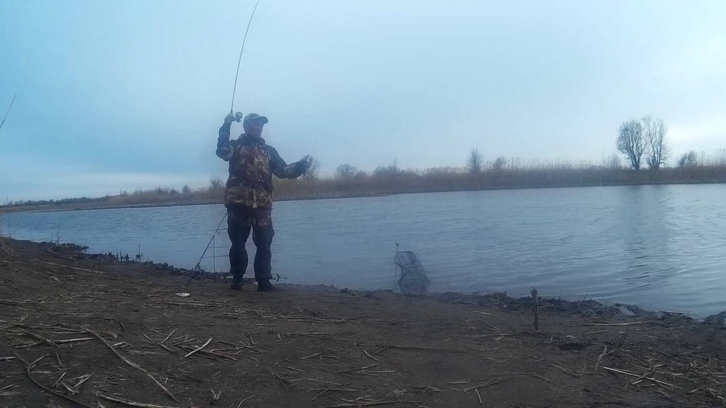 С отводным поводком за щукой на озеро в пасмурный день.